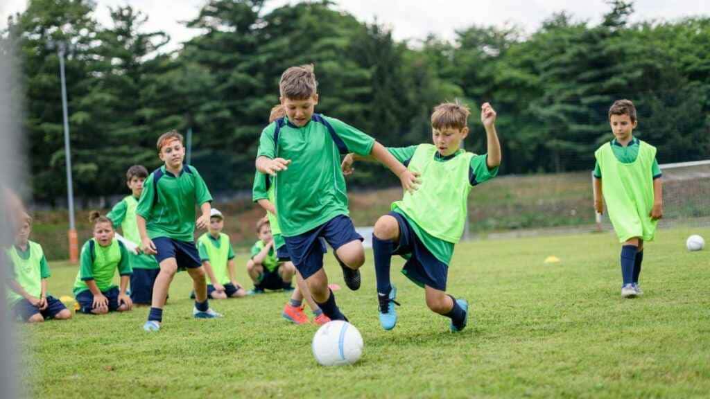 Dominando o campo: Como organizar um treinamento de futebol infantil ...