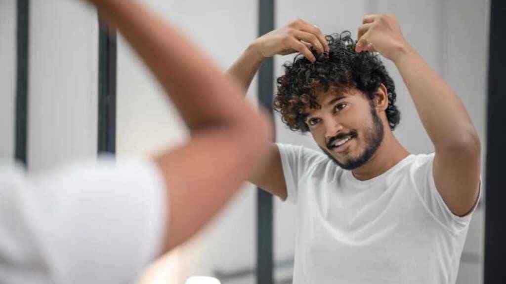 Aprenda como cuidar e finalizar o cabelo cacheado masculino com dicas ...